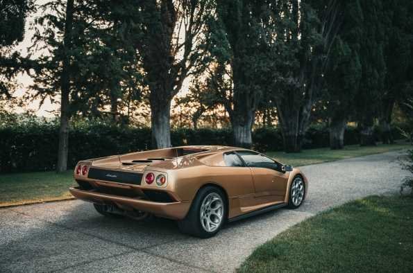 El Lamborghini Diablo con su motor V12 producía una potencia máxima de ...